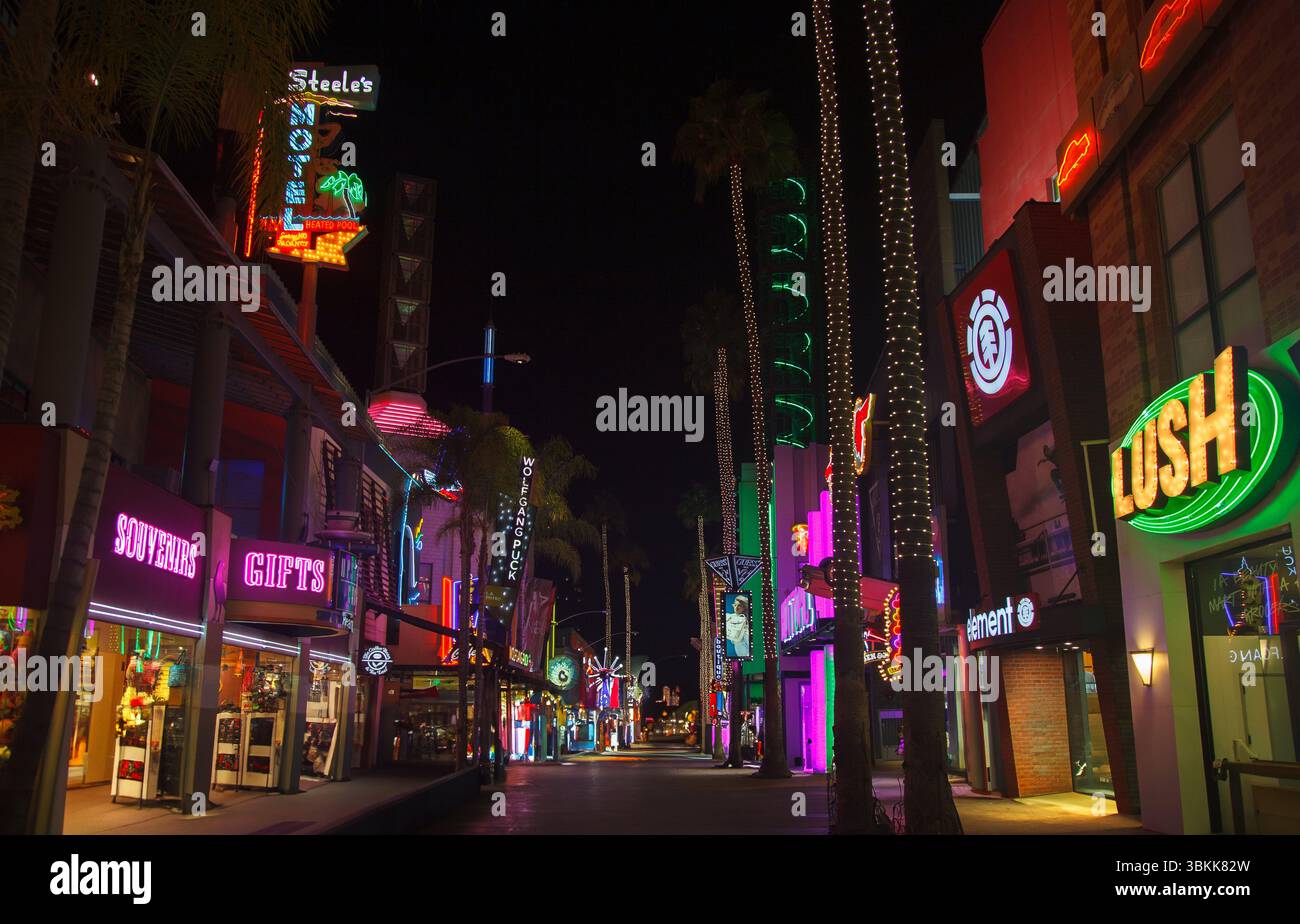 The Universal Citywalk shops and restaurants at night, Universal ...