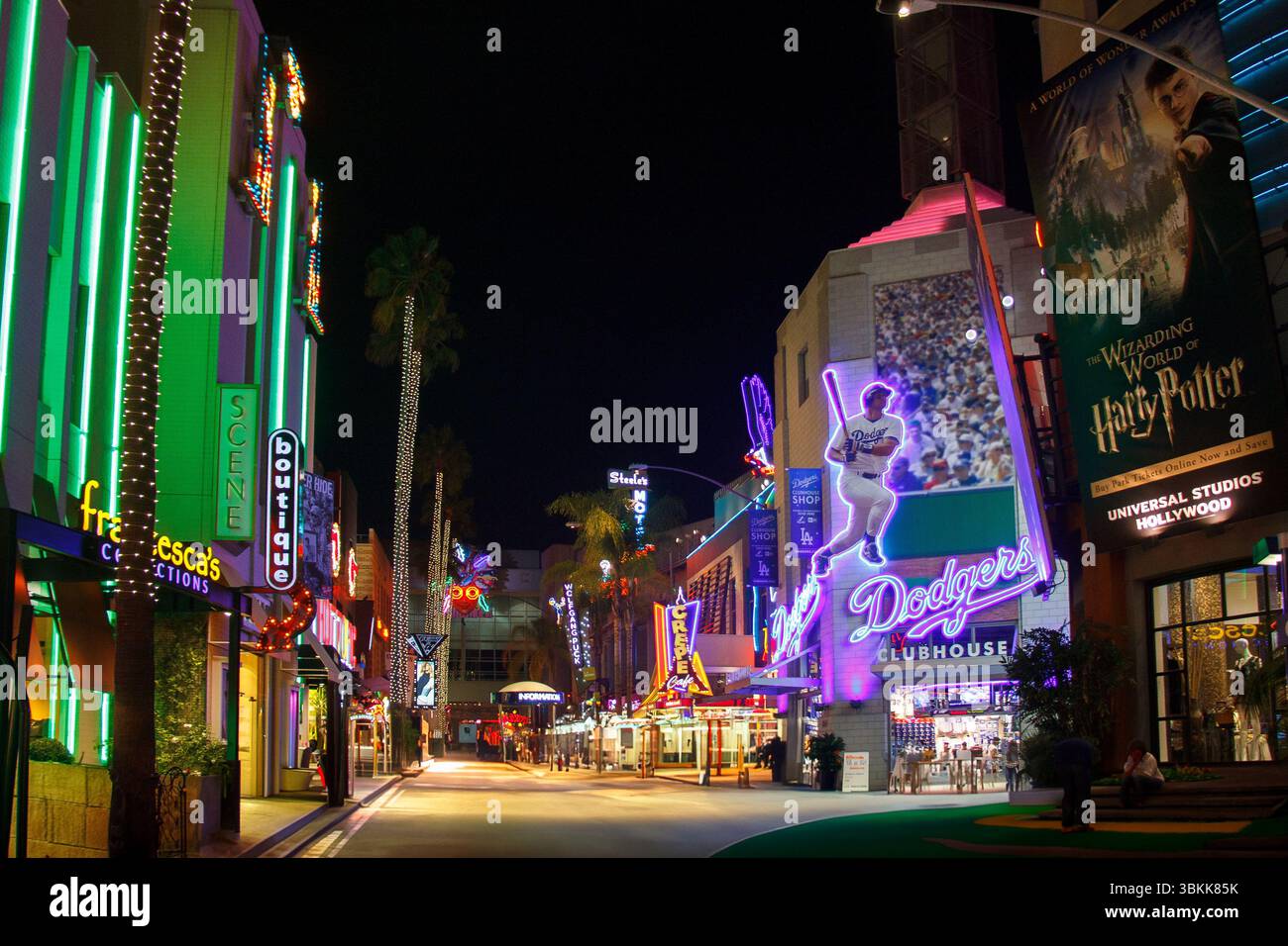 The Universal Citywalk shops and restaurants at night, Universal ...