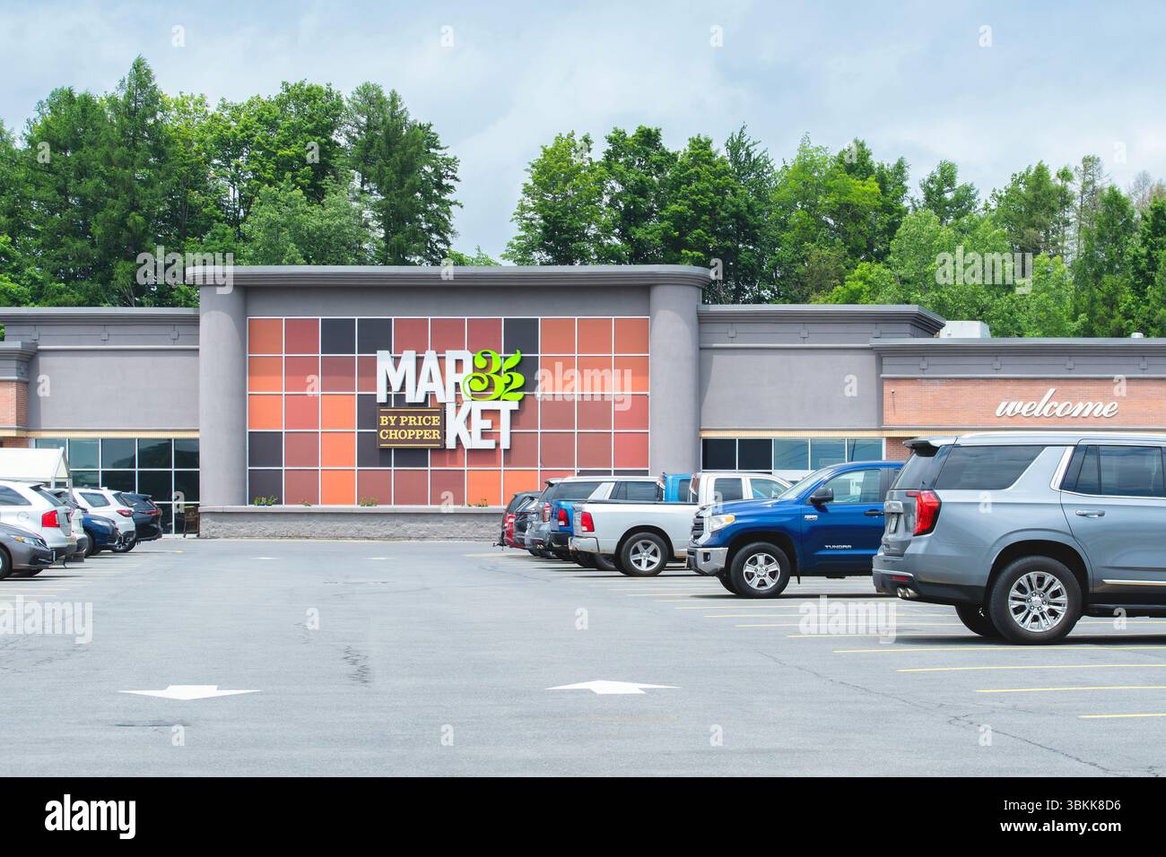 New Hartford, New York - Jun 20, 2025: Exterior view of Market 32 by ...