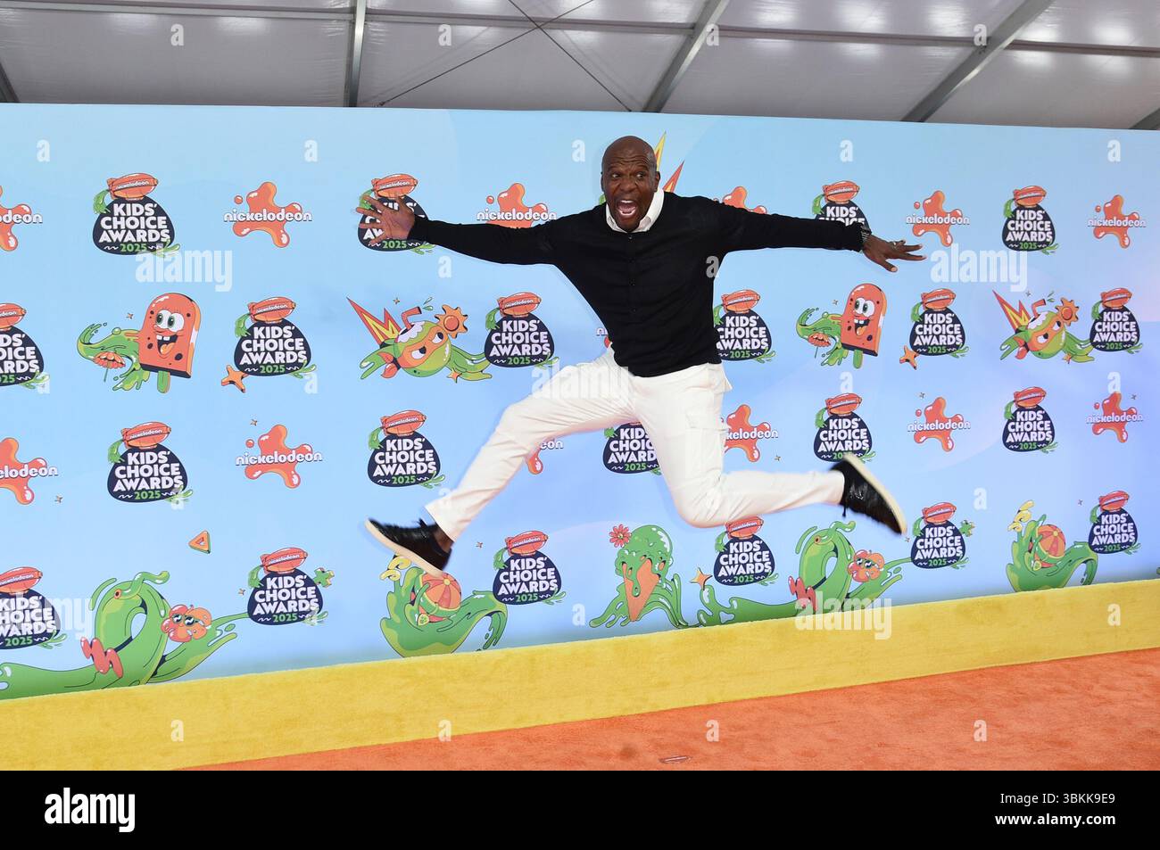 Terry Crews arrives at the Nickelodeon Kids' Choice Awards on Saturday ...