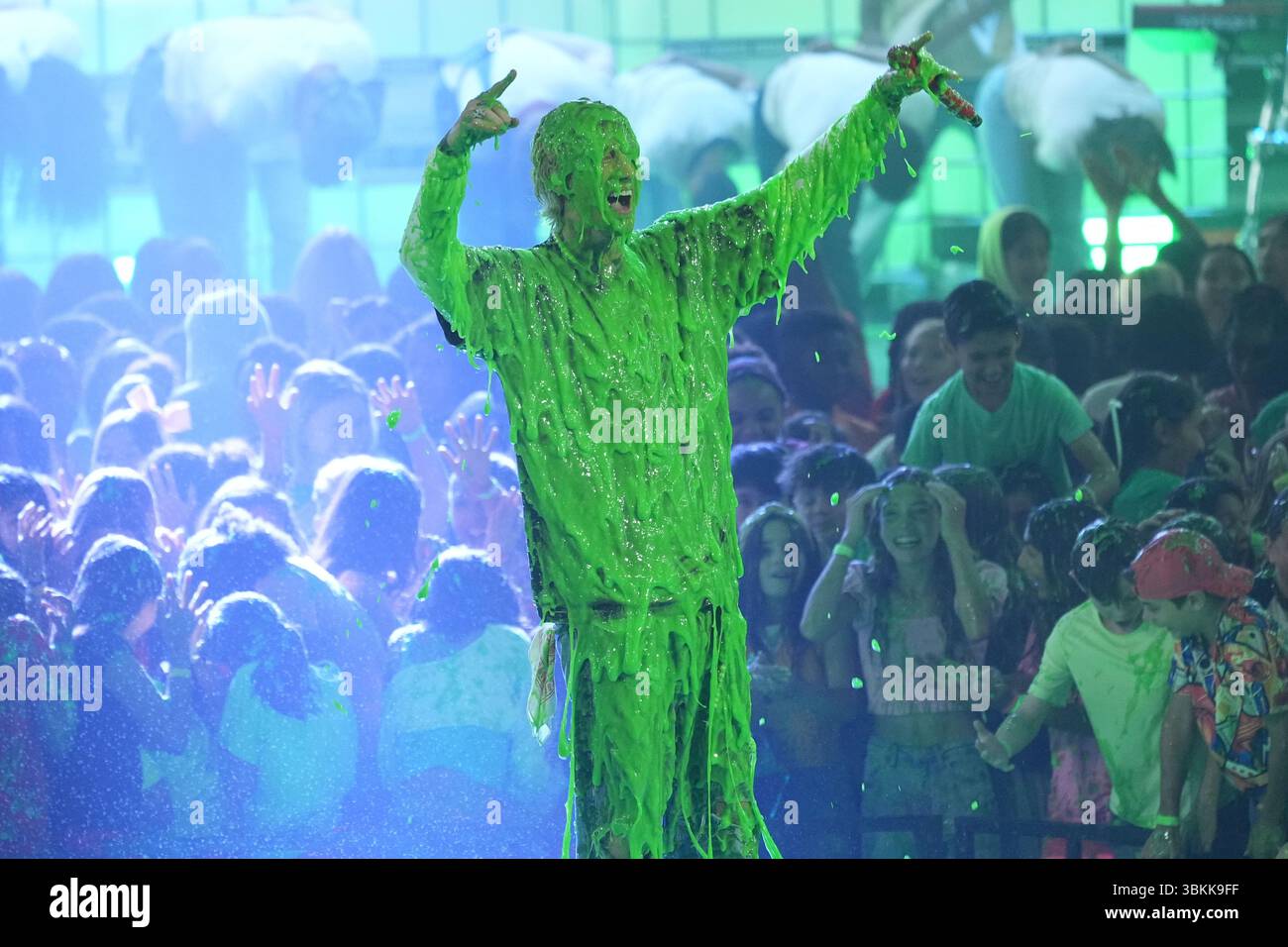 Machine Gun Kelly gets slimed after performing "Cliche" during the ...