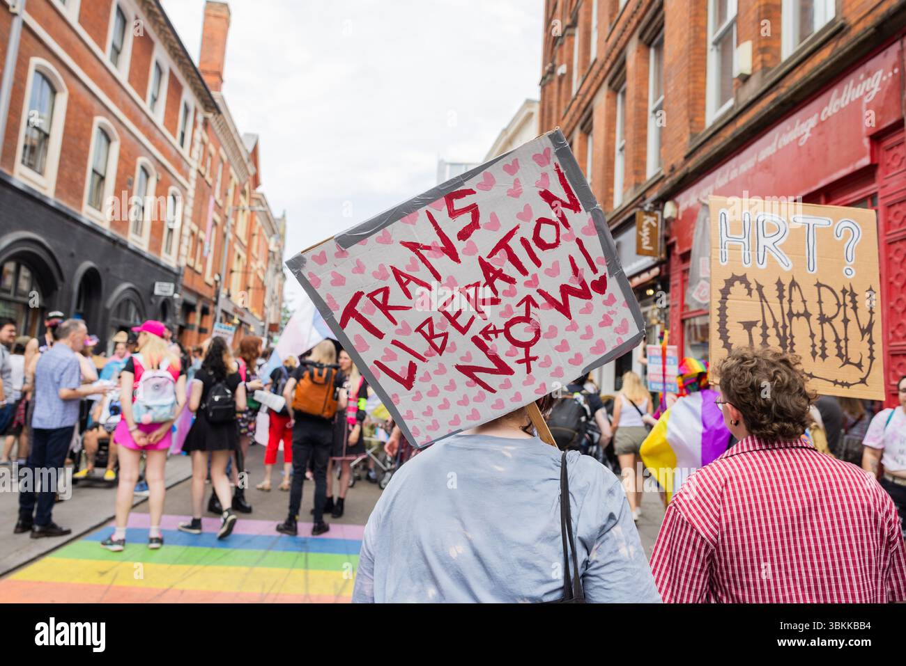 Nottingham, UK. 21 JUN, 2025. People carry signs as hundreds marched ...