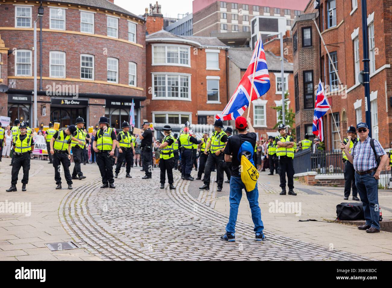 Nottingham, UK. 21 JUN, 2025. People wave flags towards the counter ...