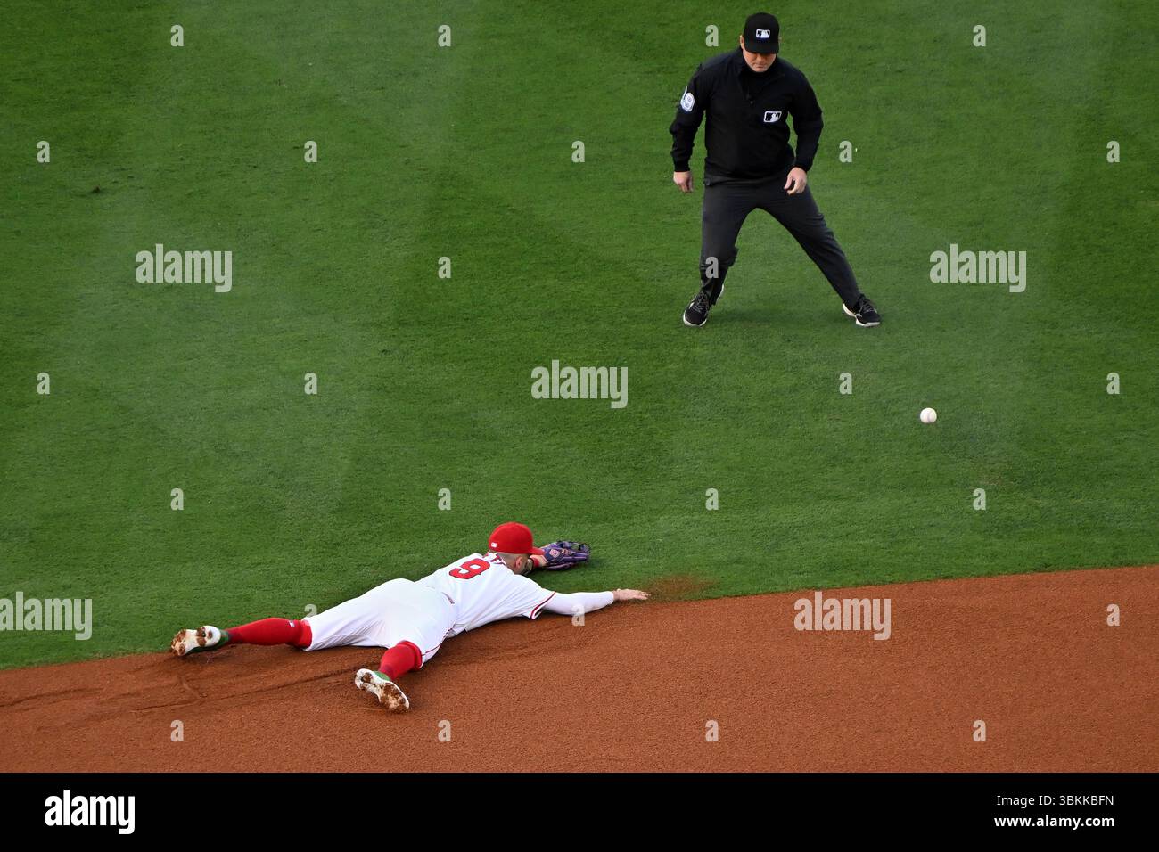 Los Angeles Angels shortstop Zach Neto (9) dives for a ball on a single ...