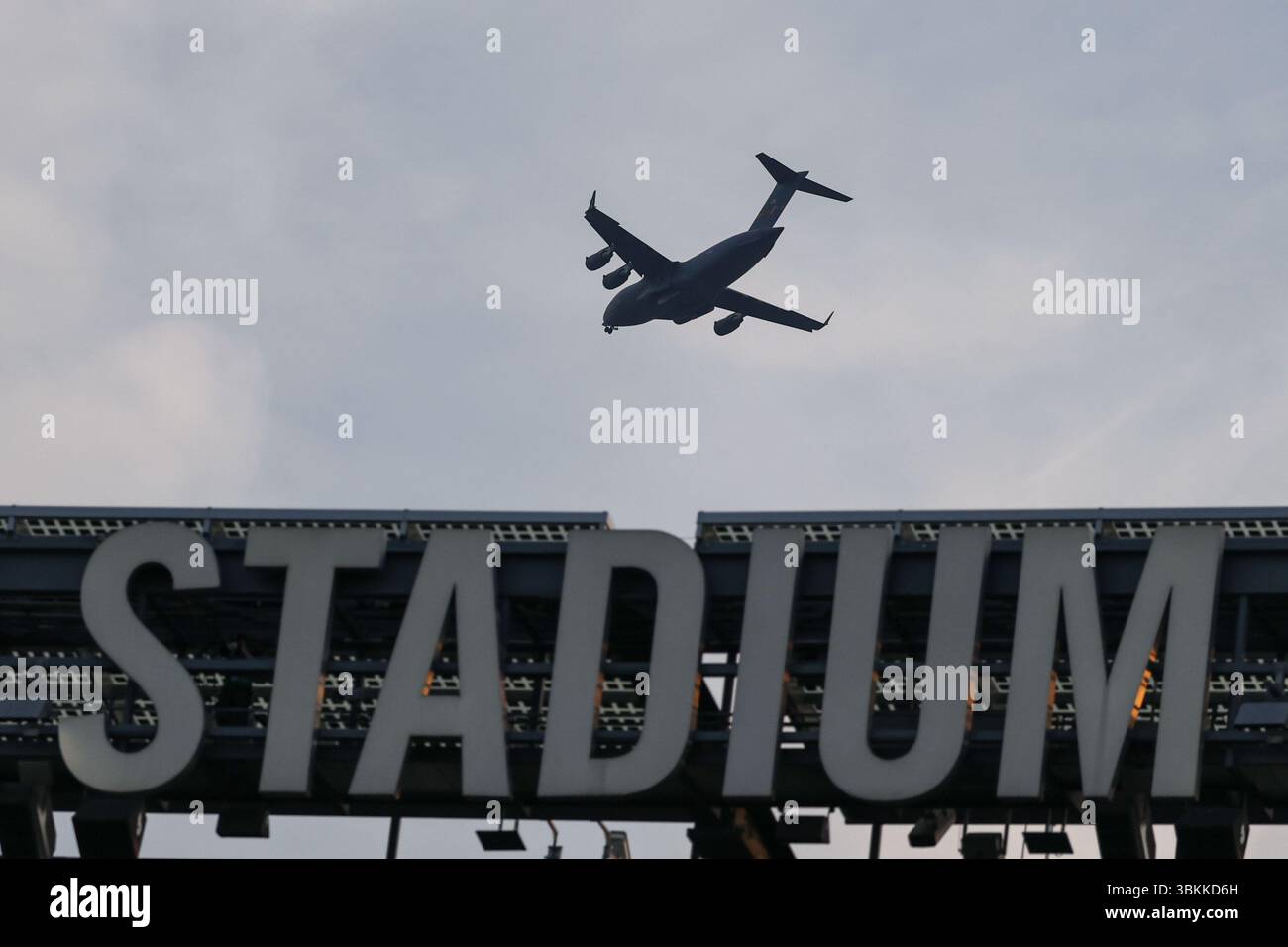Boeing C-17 Globemaster III, a tactical and strategic military ...