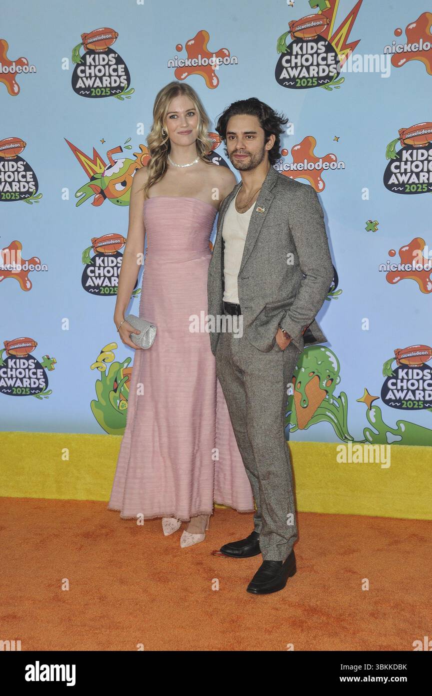 Olivia Pearsall, Joe Simon at arrivals for Nickelodeon Kids Choice ...