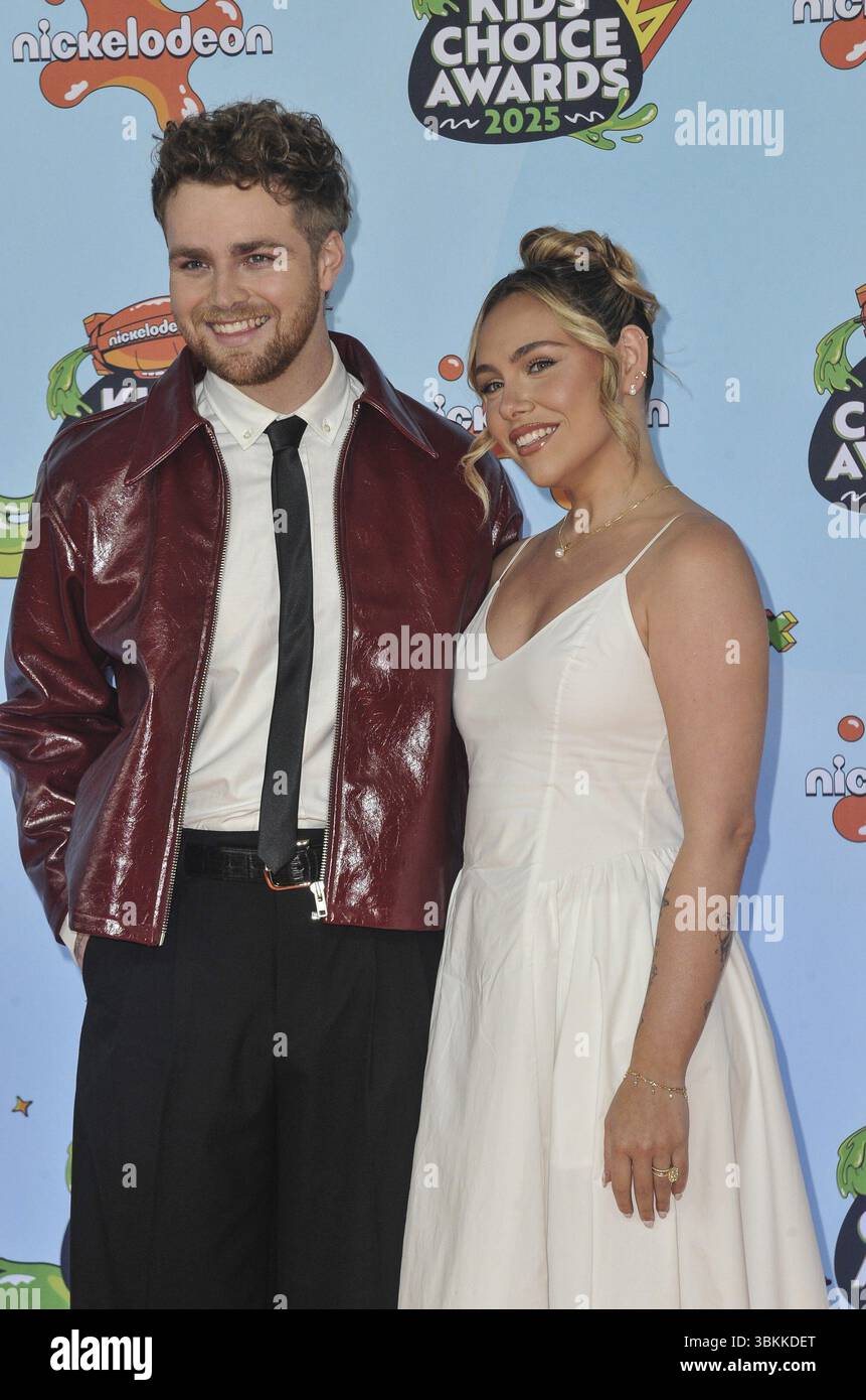Alex Warren, Kouvr Annon at arrivals for Nickelodeon Kids Choice Awards ...