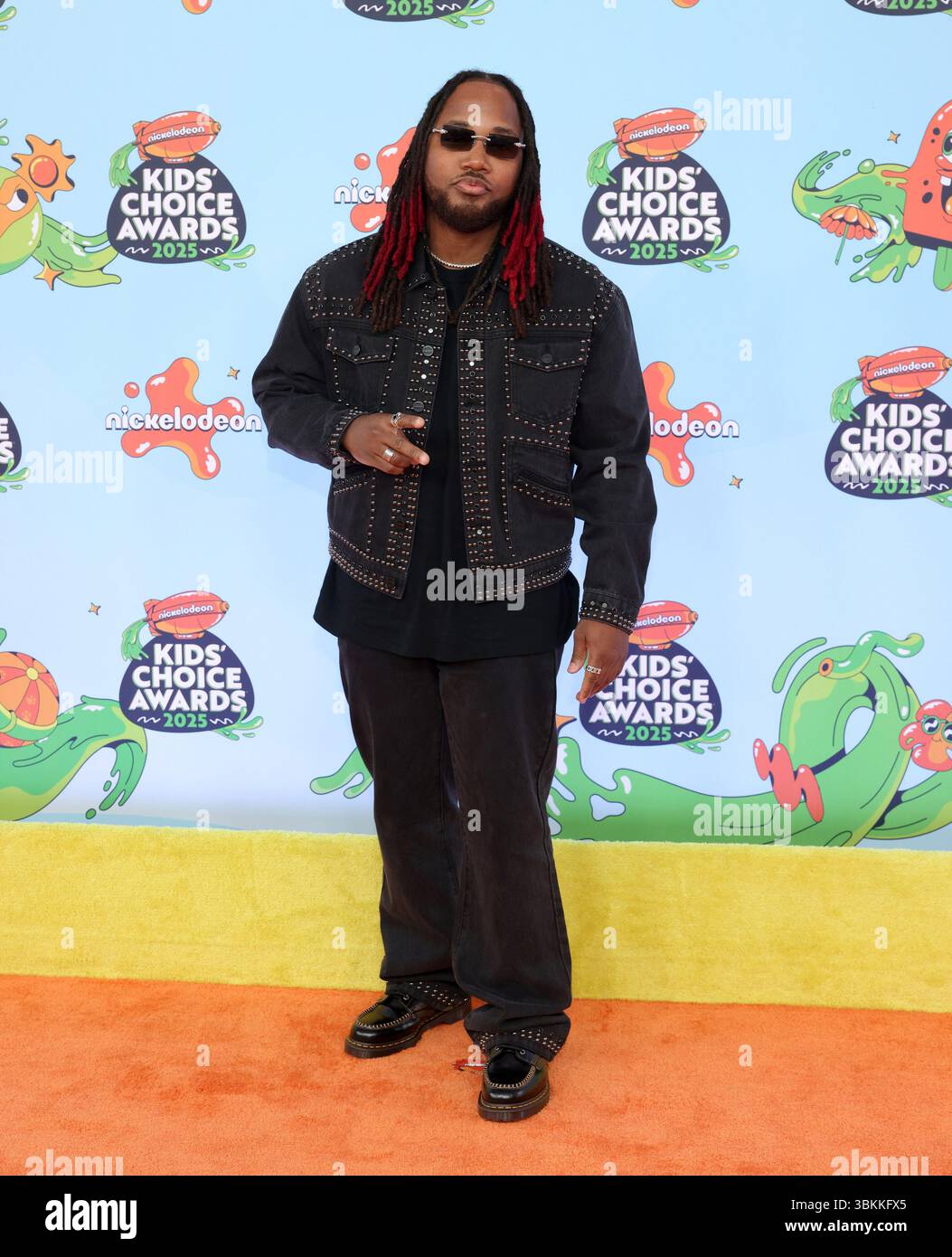 Leon Thomas III attends the 2025 Nickelodeon's Kids' Choice Awards at ...