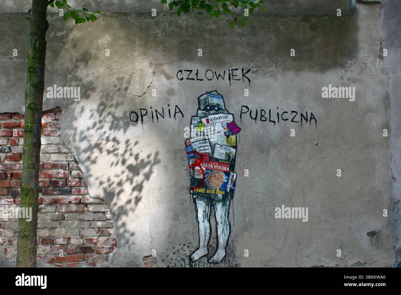 lodz poland- człowiek opinia publiczna graffiti on brick wall Stock ...
