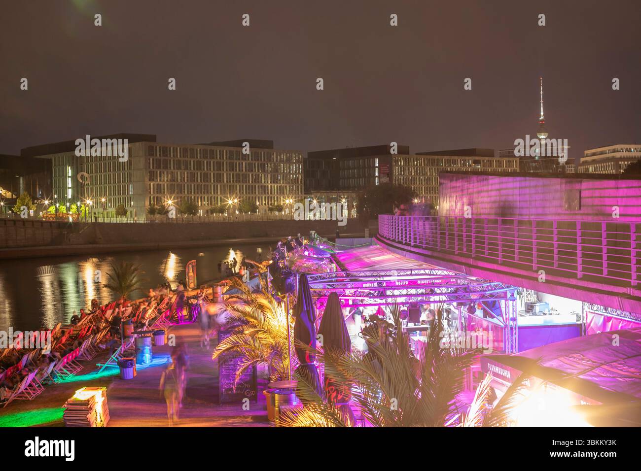 Sommer in Berlin: Capital Beach lockt mit Spreeblick & Barflair, Der ...