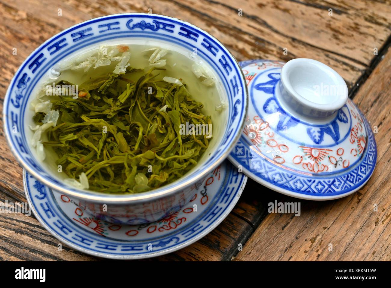 The tea bowl, gai wan, full of green tea with jasmine Stock Photo - Alamy