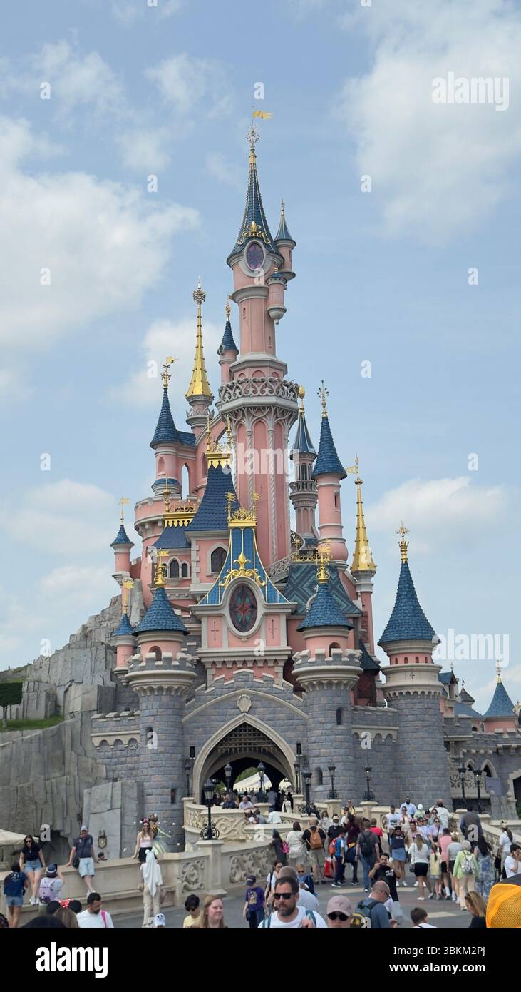 Gate with overhead turret hi-res stock photography and images - Alamy