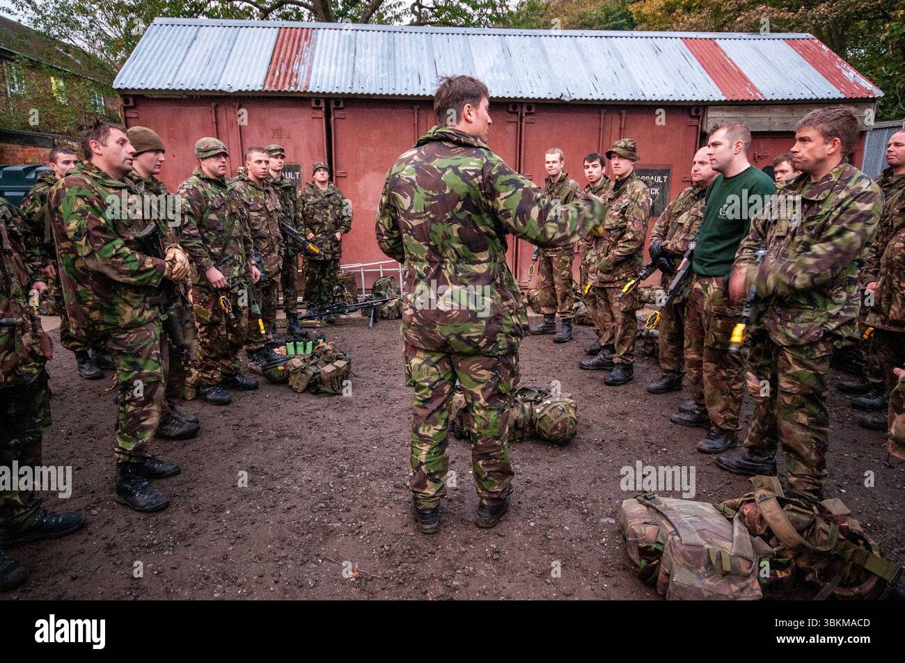 Territorial Army soldiers from the 6th Battalion Royal Regiment of ...