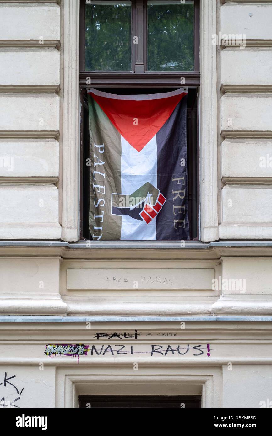 Palästinensische Flagge hängt in einem Fenster einer Berliner Wohnung ...