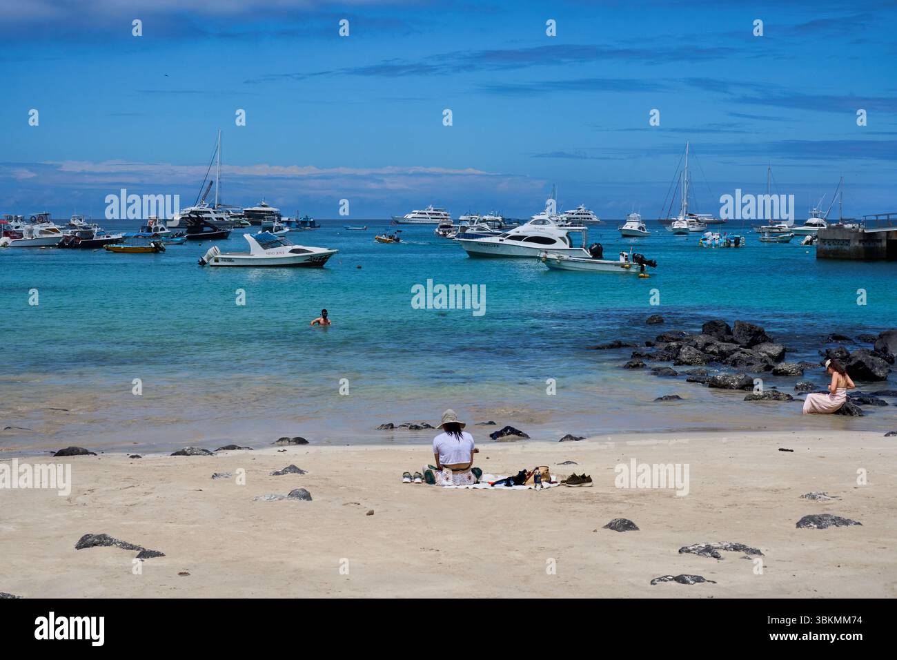 Touristen am Strand, Playa de Oro, Hafen mit Booten, Puerto Baquerizo ...