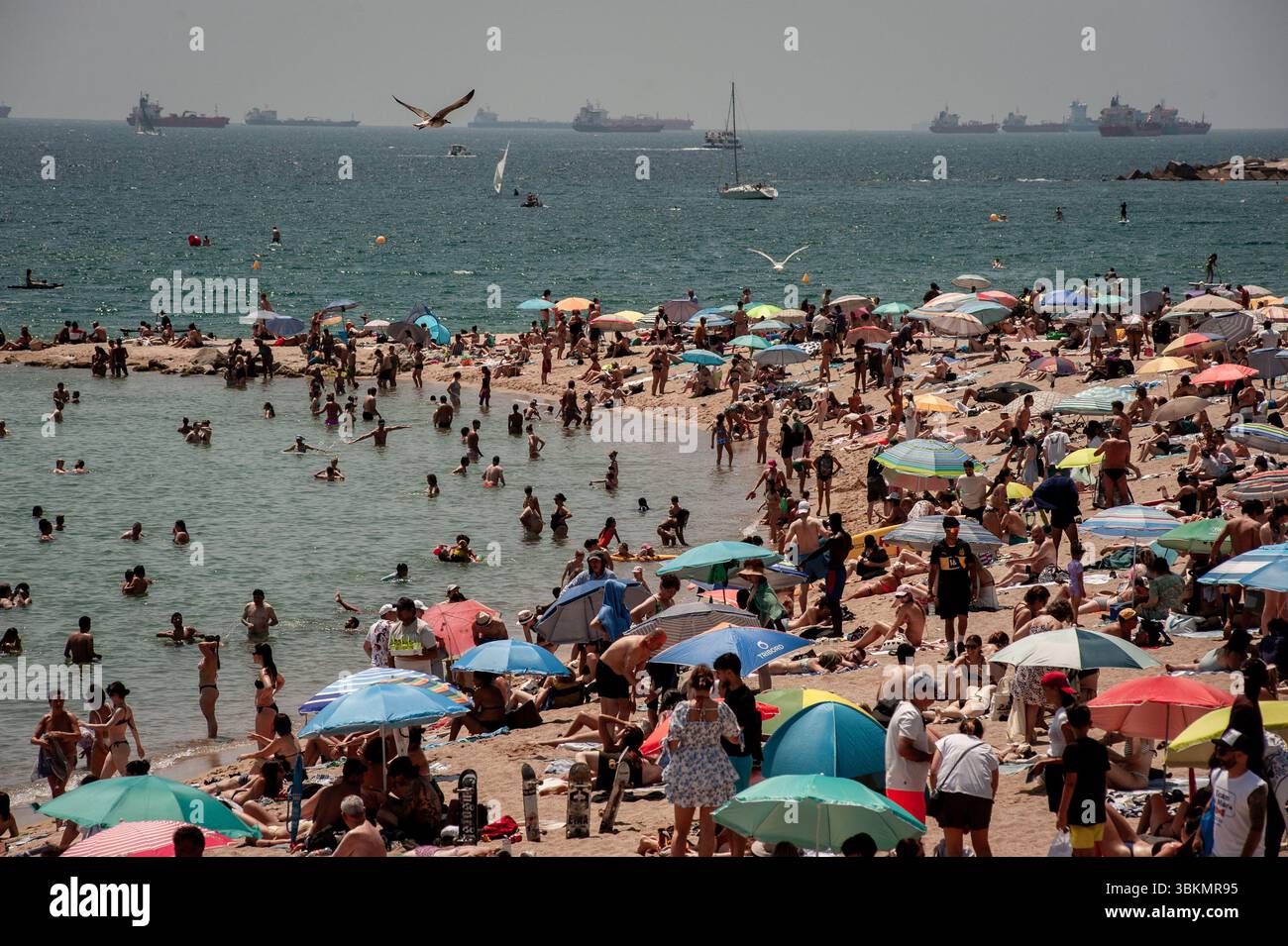 June 22, 2025. Barcelona, Spain: People crowds and cool off at La ...