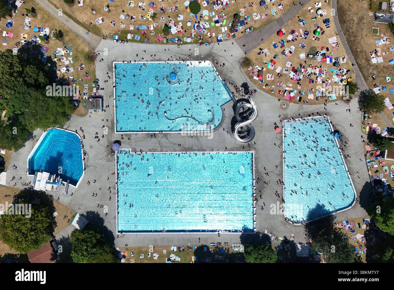 Wetterbild am 22.06.2025. Blick von oben auf das Michaelibad in ...