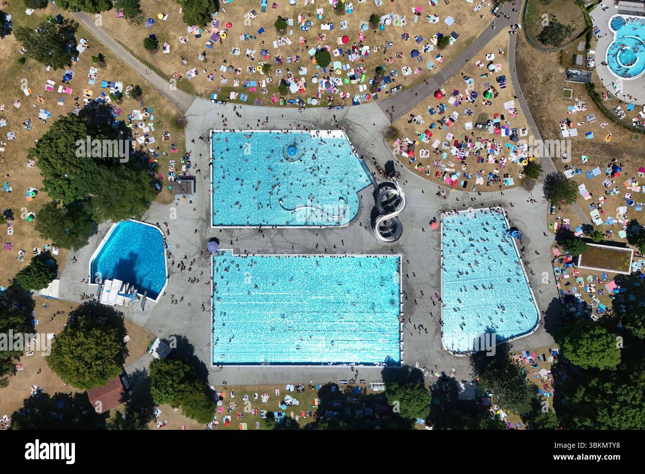 Wetterbild am 22.06.2025. Blick von oben auf das Michaelibad in ...