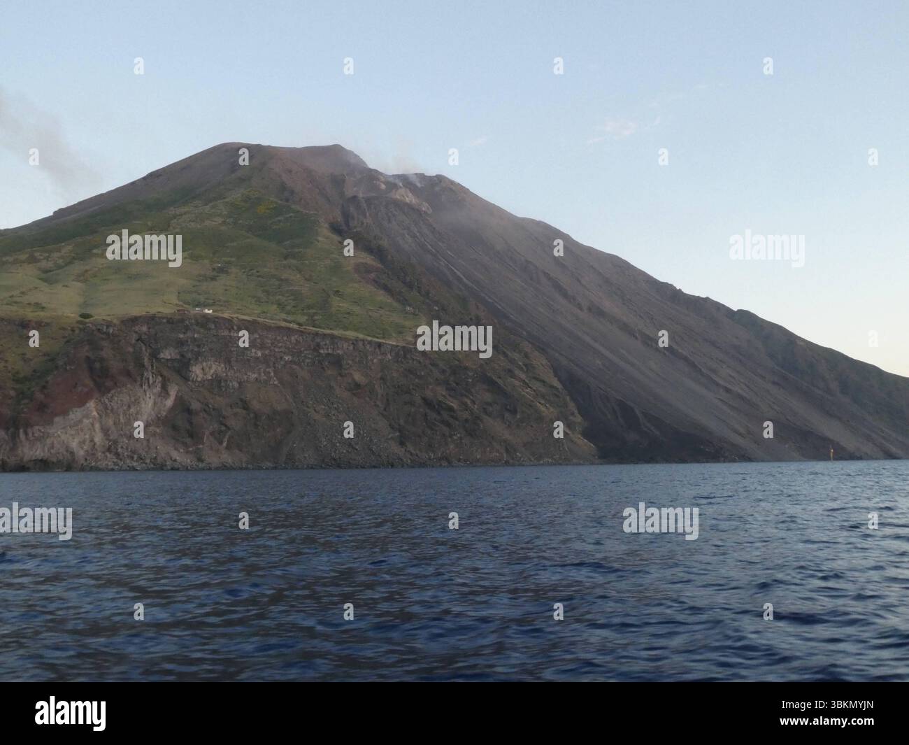 Äolische Inseln Stromboli Blick auf die Feuerrutsche, die Sciara del ...