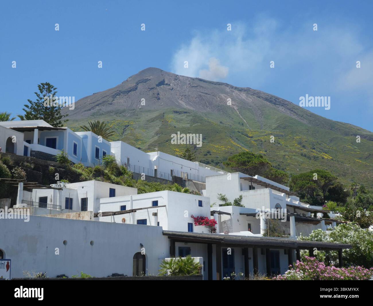 Äolische Inseln Stromboli Blick auf den Stromboli vom Ort Stromboli ...