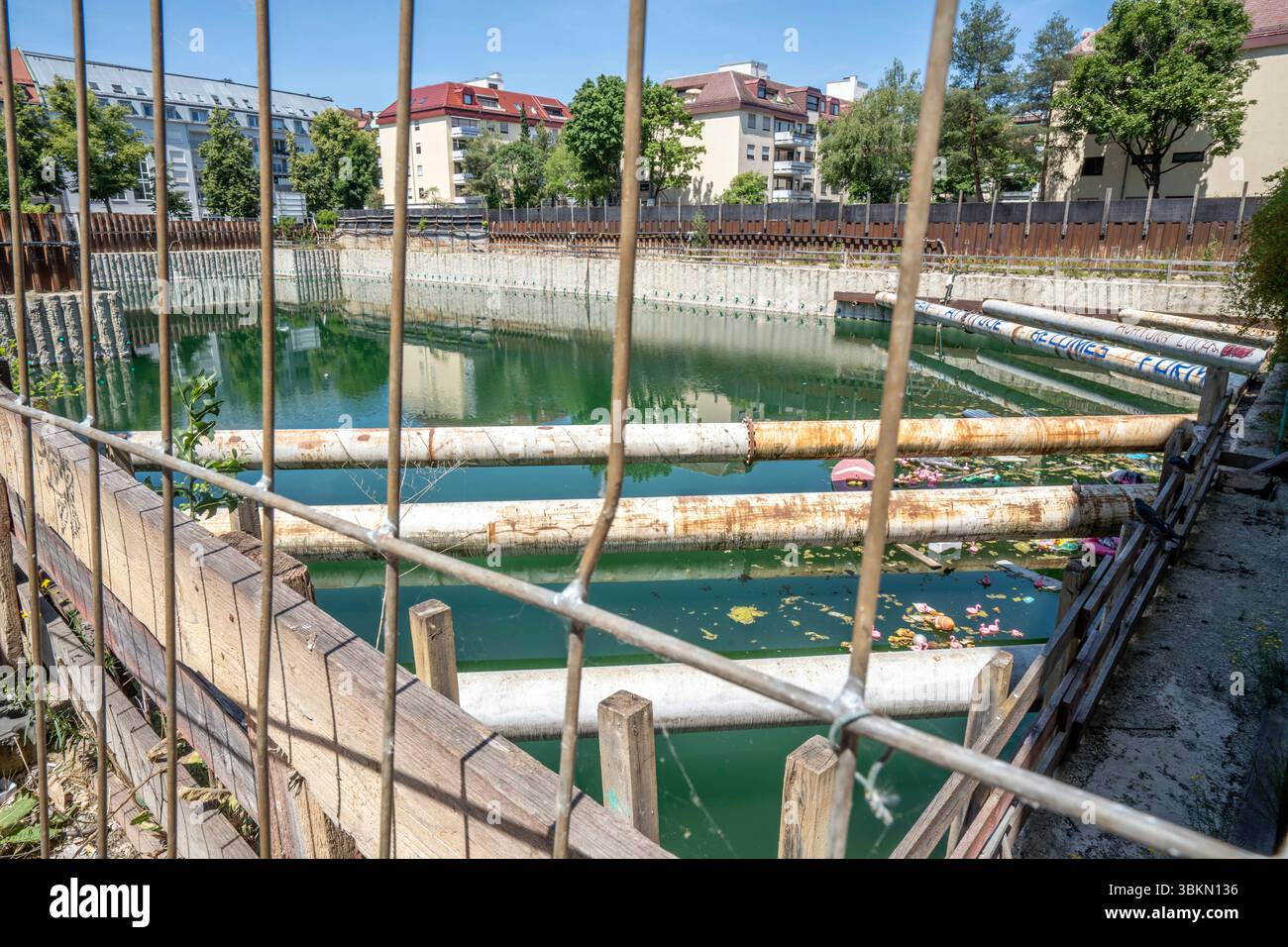 Sendlinger Loch, berühmt-berüchtigte Baugrube, verwaistes Bauprojekt ...