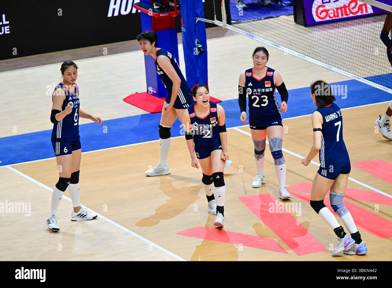 (250622) -- HONG KONG, June 22, 2025 (Xinhua) -- Players of China ...