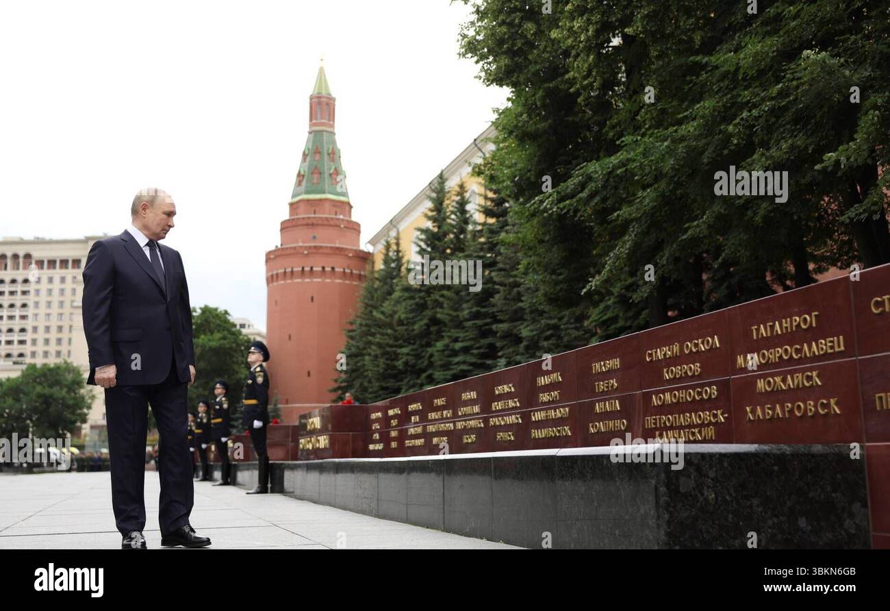 Russia s President Vladimir Putin and Russian Defence Minister Andrei ...