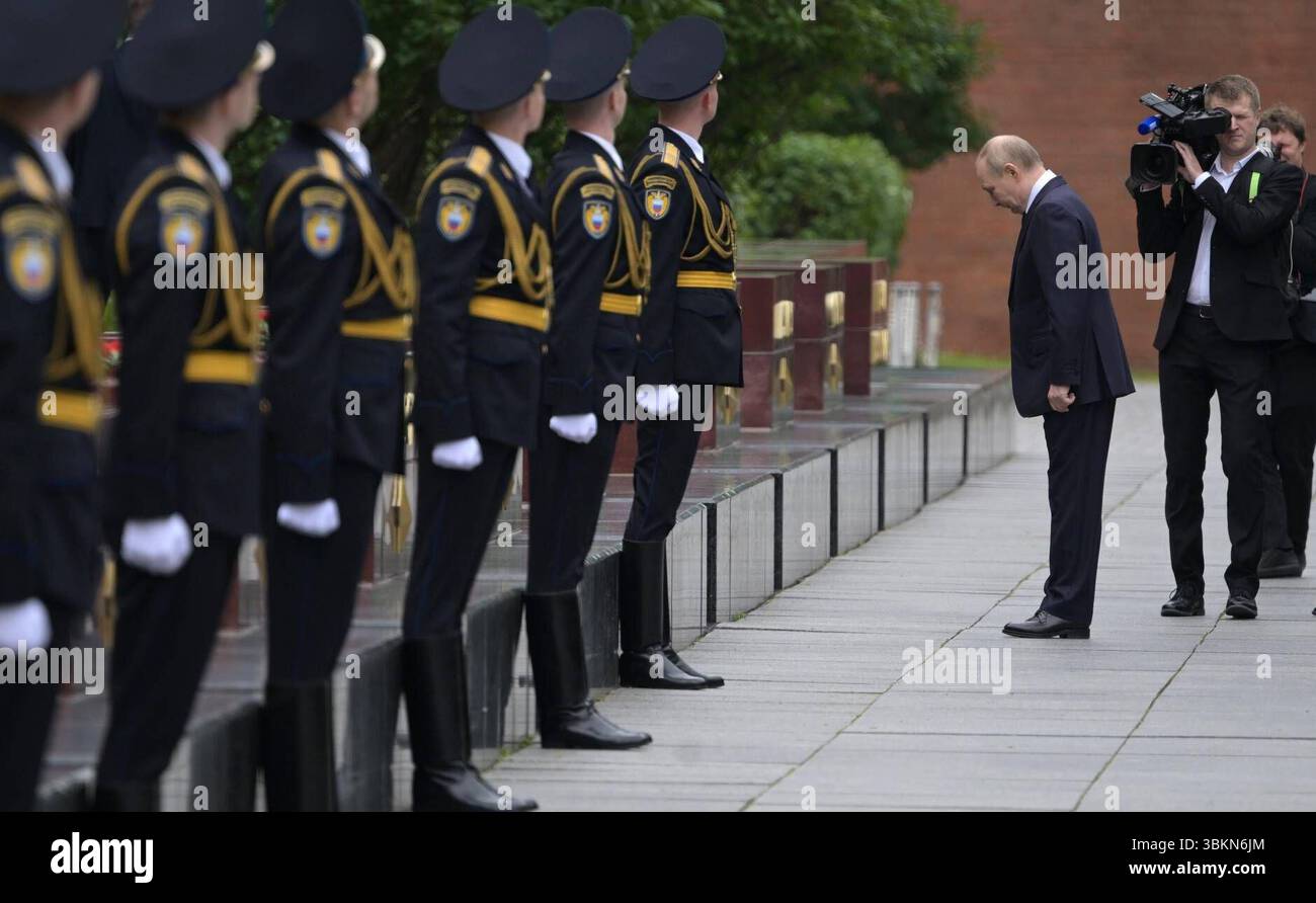 Russia s President Vladimir Putin and Russian Defence Minister Andrei ...