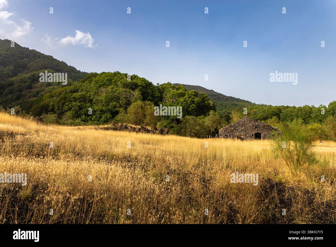 Traditional dry stone hut hi-res stock photography and images - Alamy