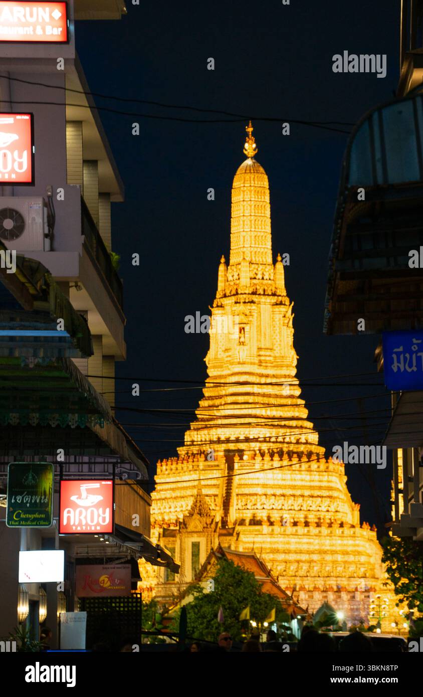 Wat Arun temple at night from street across the Chao Phraya river Stock ...