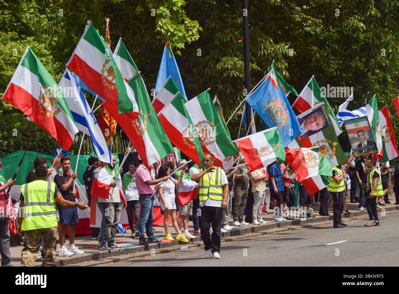 London, UK. 22nd June 2025. Pro-monarchy demonstrators holding pre ...