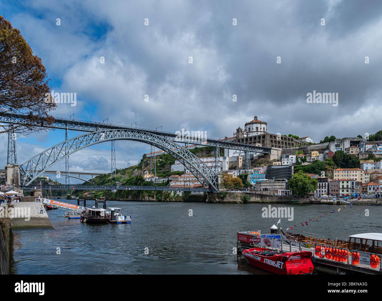 The famous Dom Luis steel bridge over the Douro river in Porto Stock ...