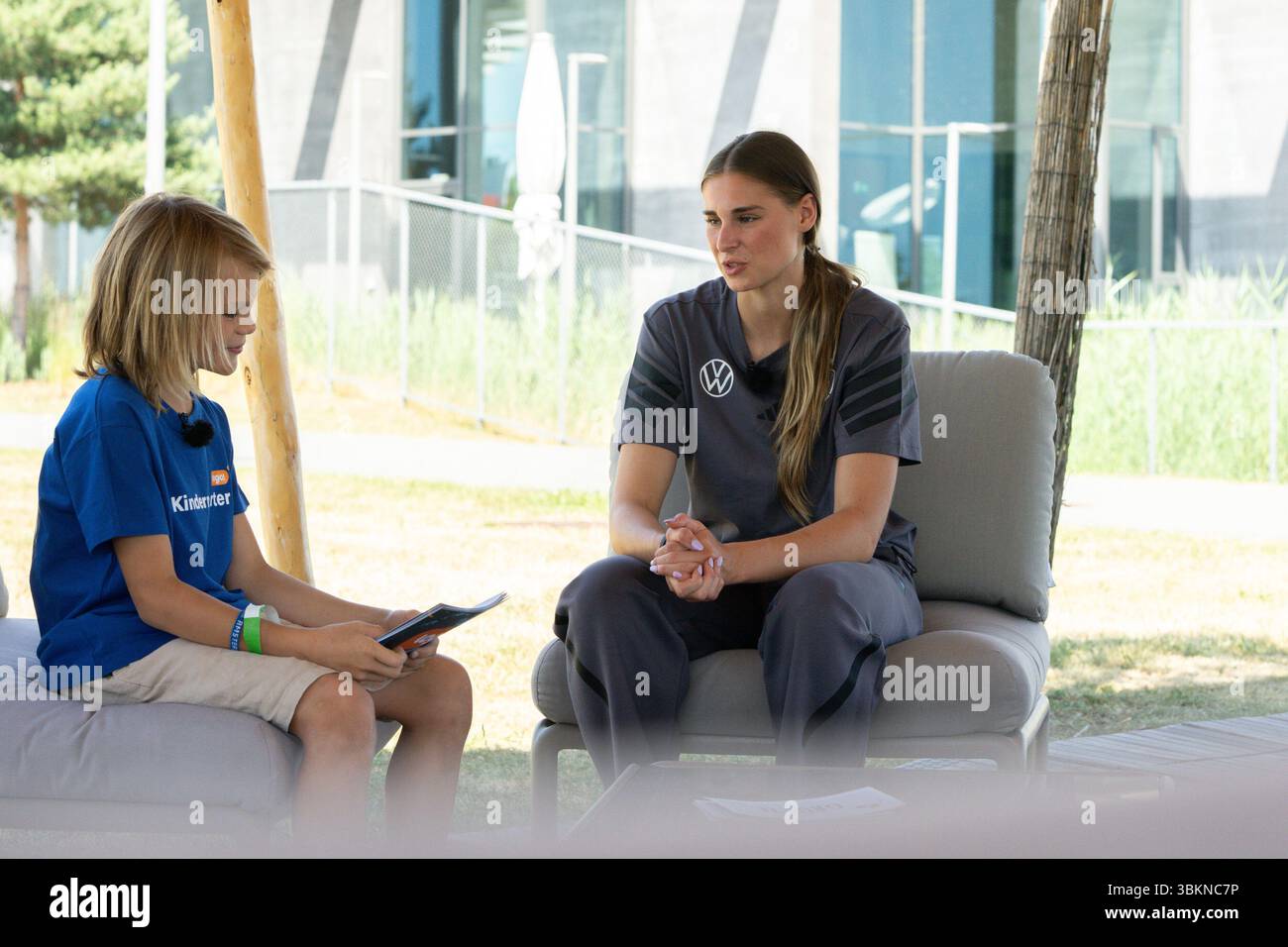 Jule Brand (Deutschland, 22) im Interview mit LOGO! Media Day, DFB ...