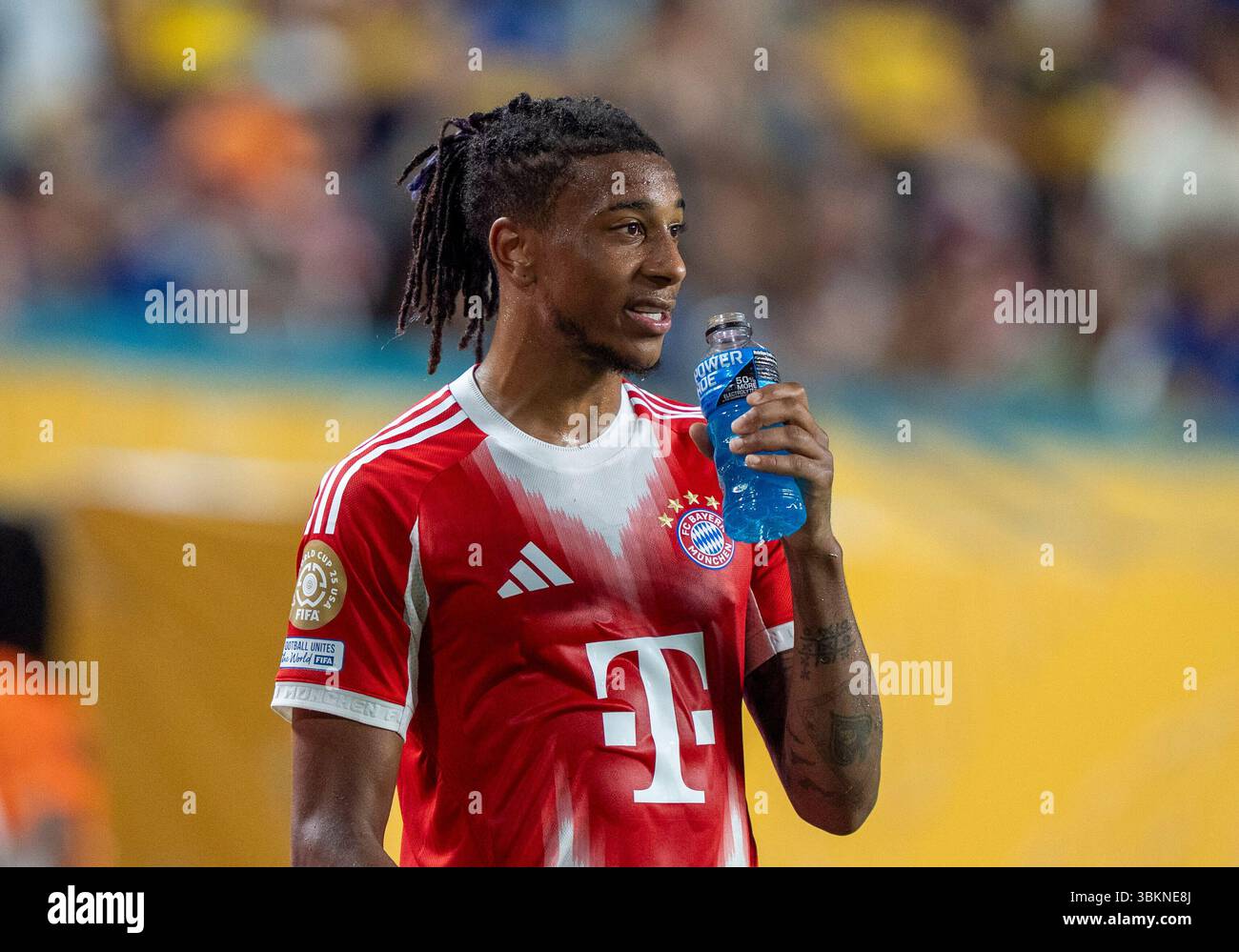 Michael Olise (FC Bayern Muenchen, #17) trinkt. Heiße Temperaturen in ...