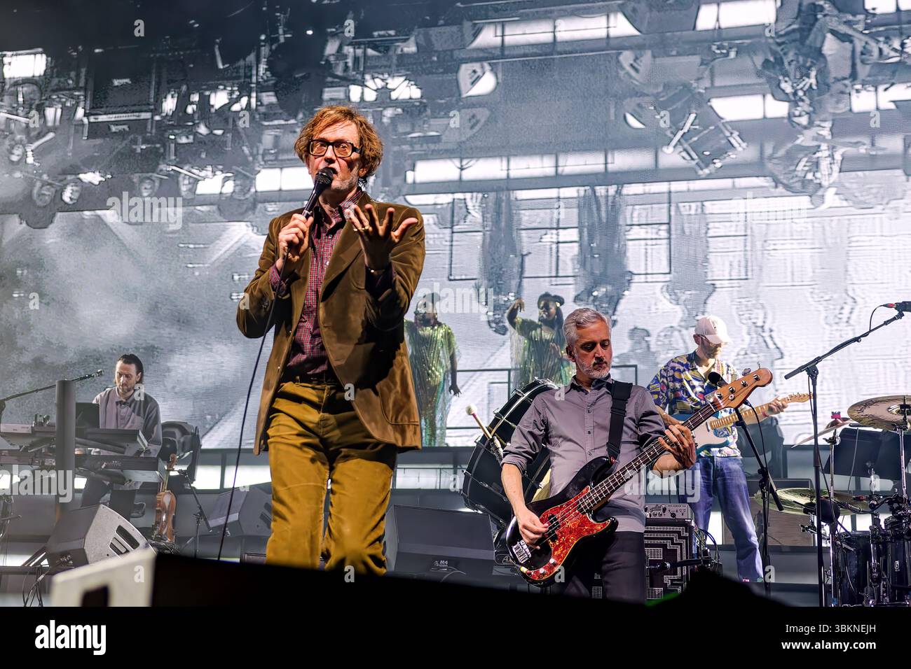 Manchester, UK. 21st June, 2025. Jarvis Cocker (lead vocalist ...