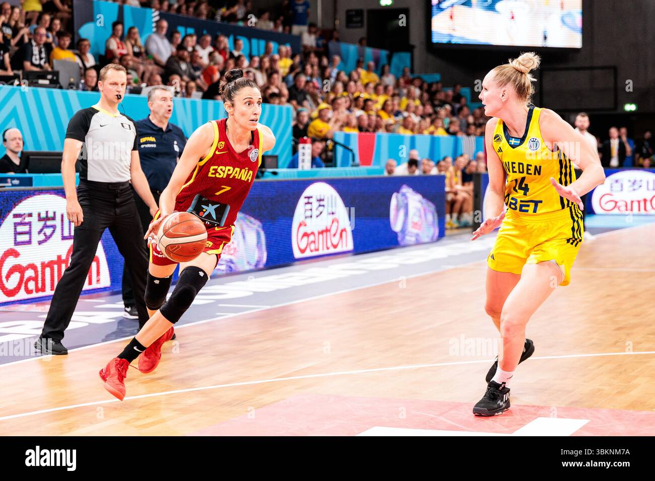 Alba Torrens (Spanien, 7) am Ball, Louice Halvarsson (Schweden, 14 ...