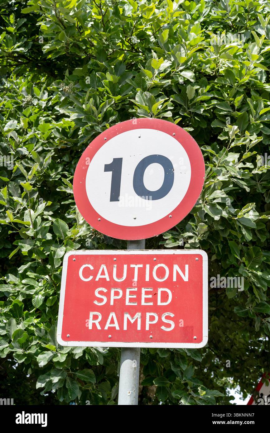 Speed signs hi-res stock photography and images - Alamy