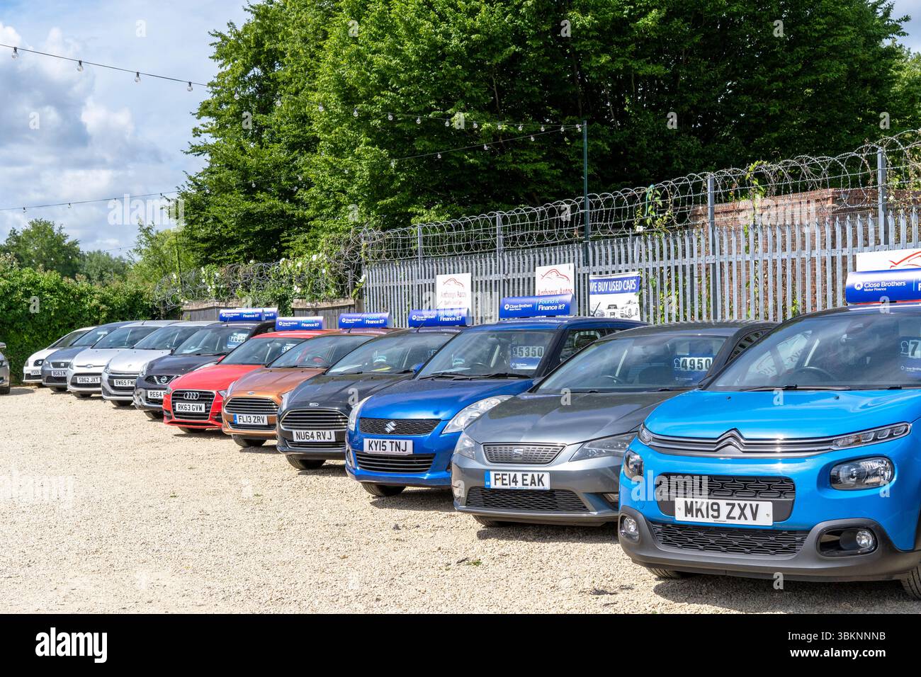 Used car lot prices hi-res stock photography and images - Alamy