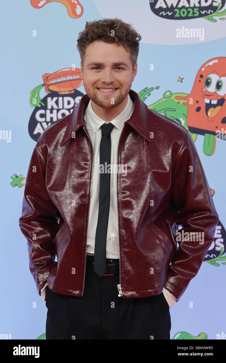 Alex Warren attends the 2025 Nickelodeon Kids' Choice Awards at Barker ...