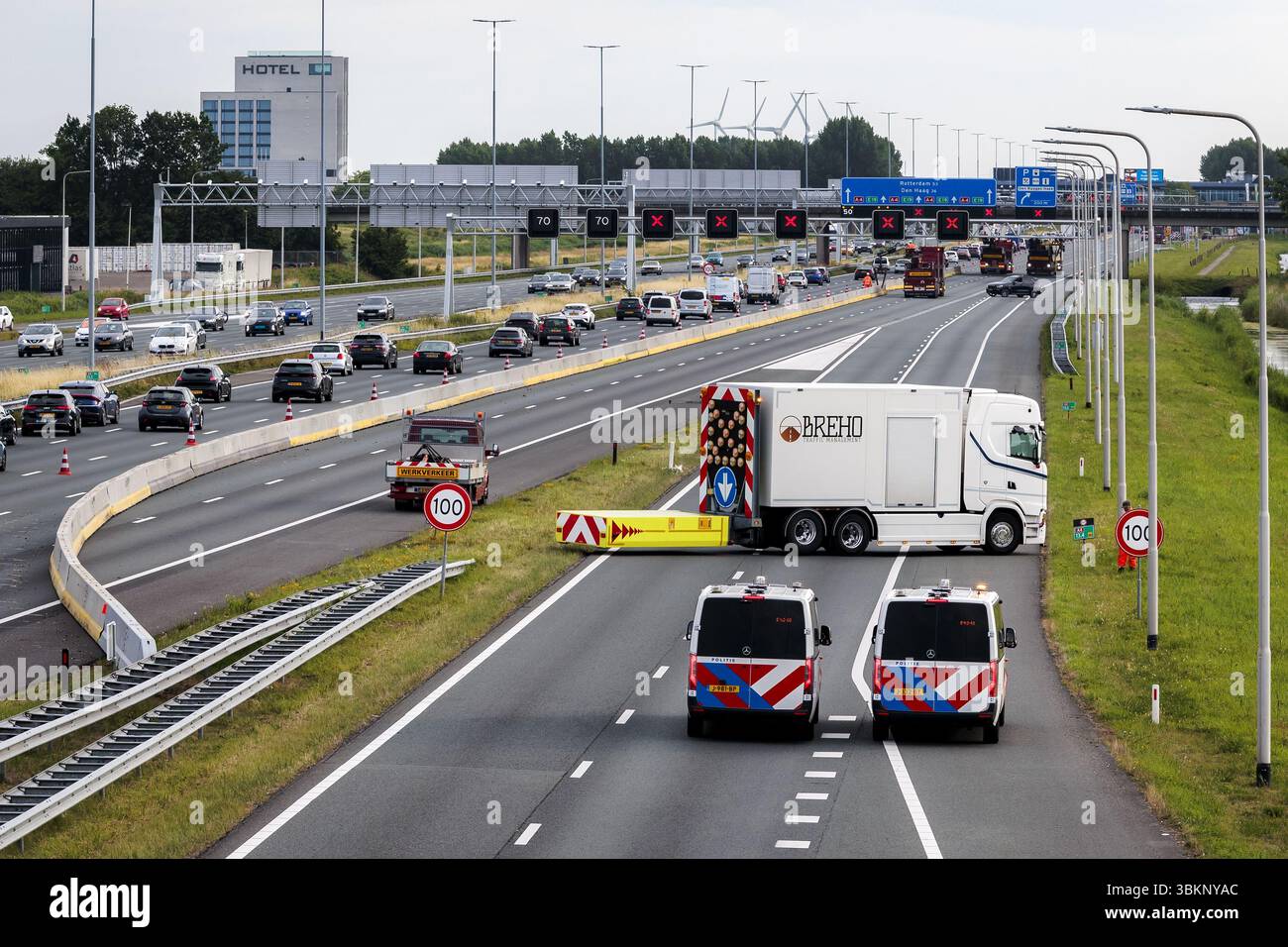 RIJSENHOUT - The start of placing the roadblock on the A4 specially for ...