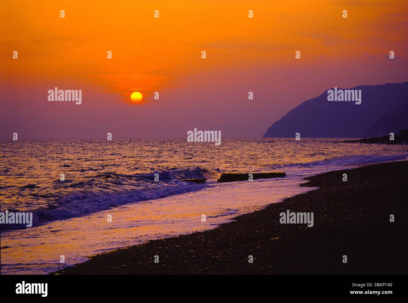 Golden hour illuminating beach hi-res stock photography and images - Alamy