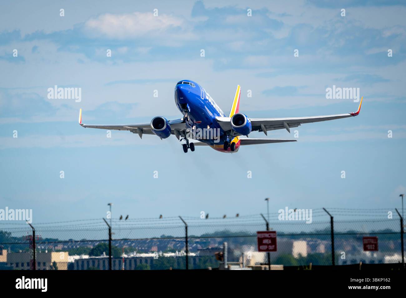 737 landing gear hi-res stock photography and images - Alamy
