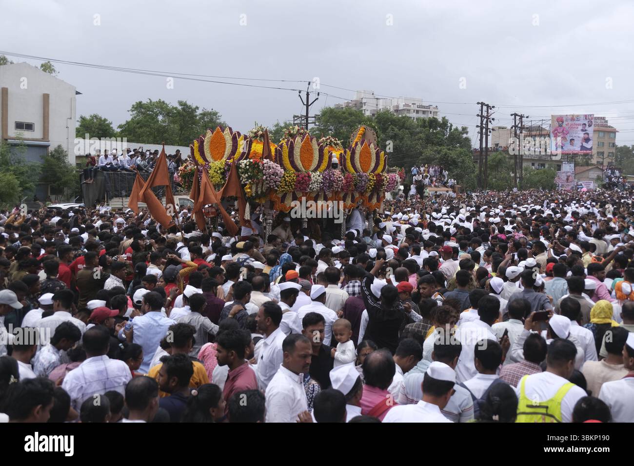 Pune, Maharashtra, India, 22 June 2025, Pilgrims or warkari with saffron flags participate in ...