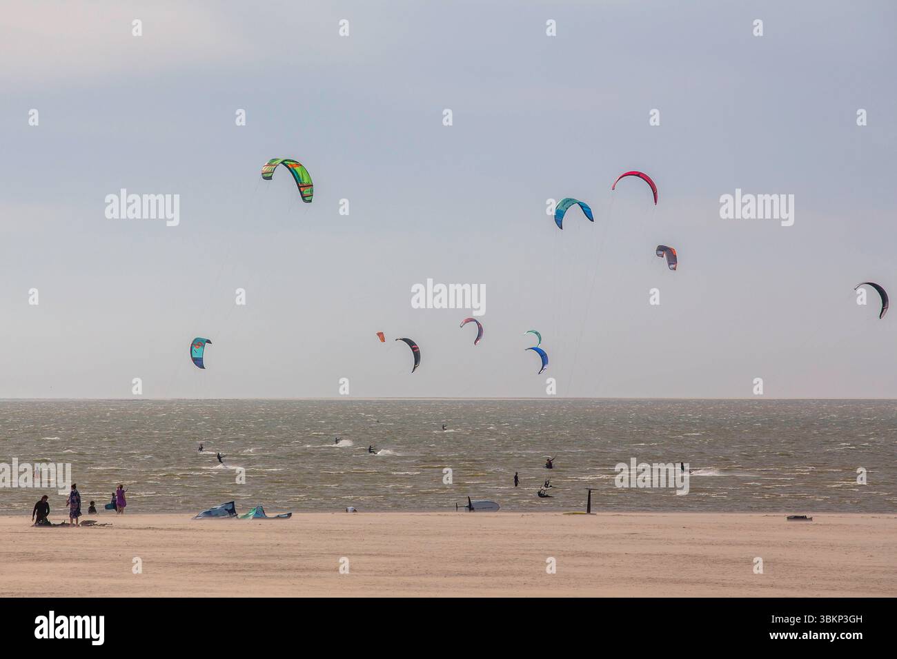 Kite Surfer sind am Strand auf dem Brouwersdam bei Port Zelande ...