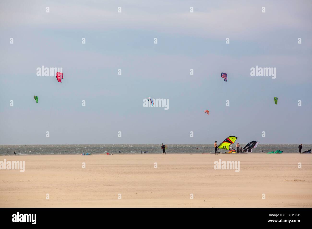 Kite Surfer sind am Strand auf dem Brouwersdam bei Port Zelande ...
