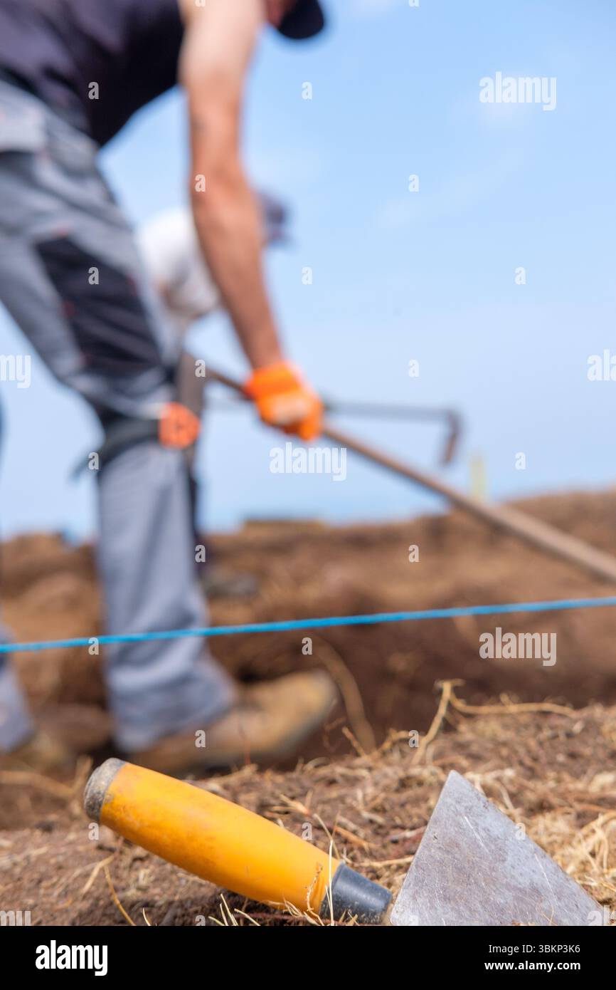 Archaeologists digging a site hi-res stock photography and images - Alamy