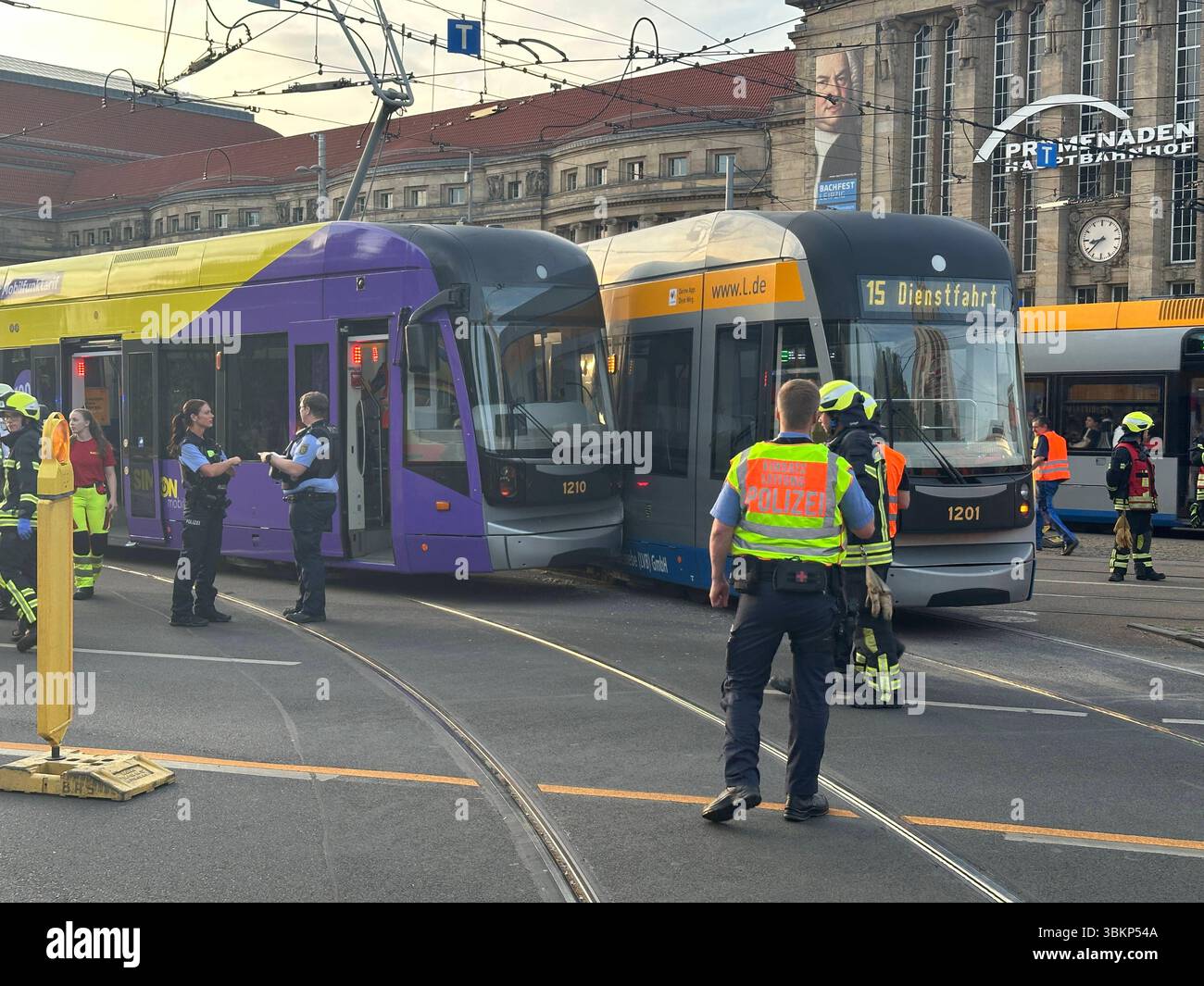 Leipzig, 22.06.2025 Unfall mit zwei Straßenbahnen vor dem Leipziger Hauptbahnhof Willy-Brandt ...