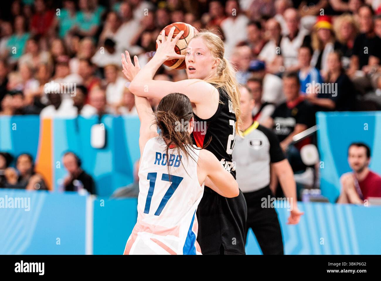 Hannah Robb (Grossbritannien, 17), Frieda B?hner (Deutschland, 20) am Ball FIBA Women?s ...