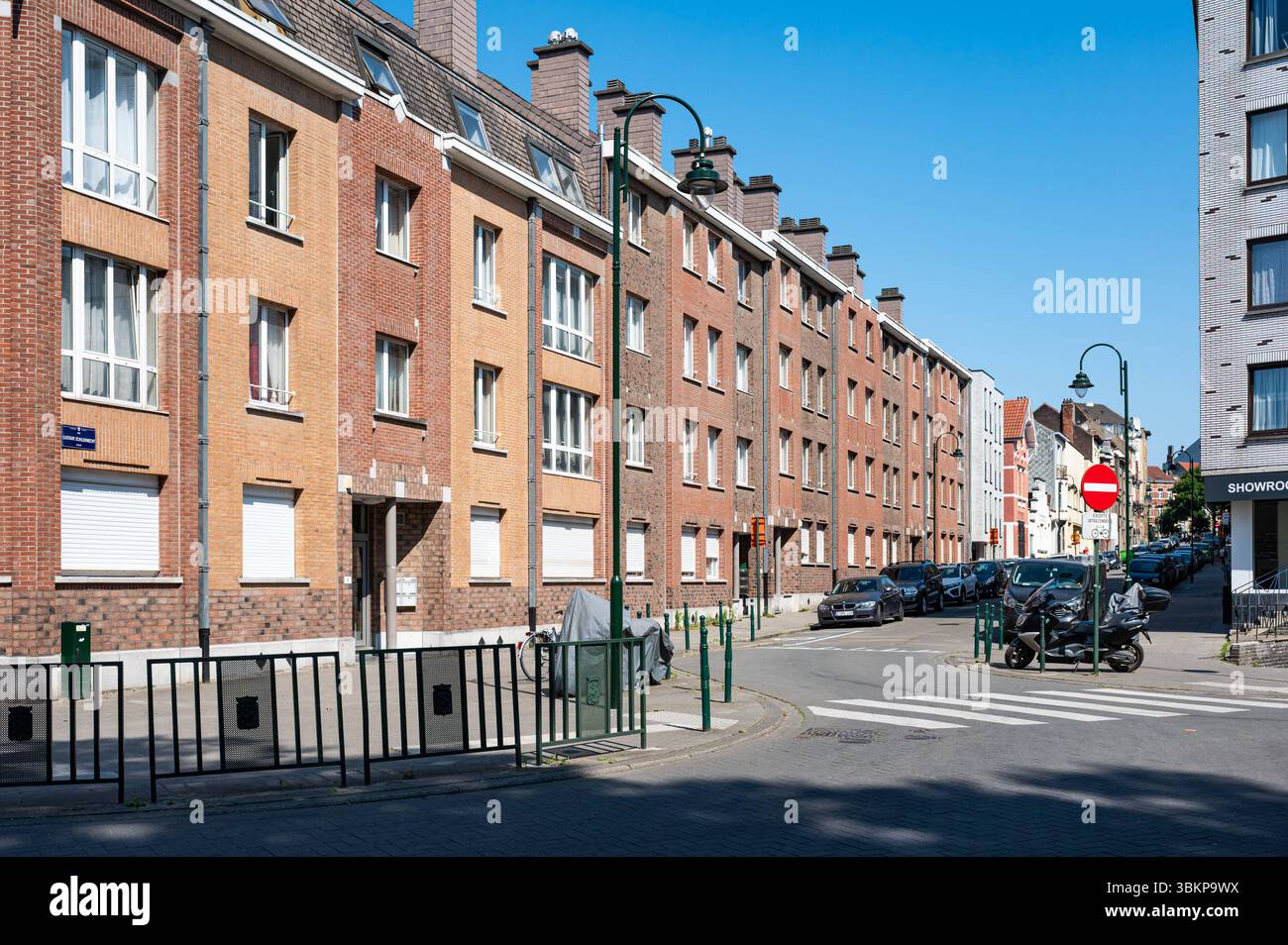 The residential Rue Drootbeek, with parked cars and traditional brick ...