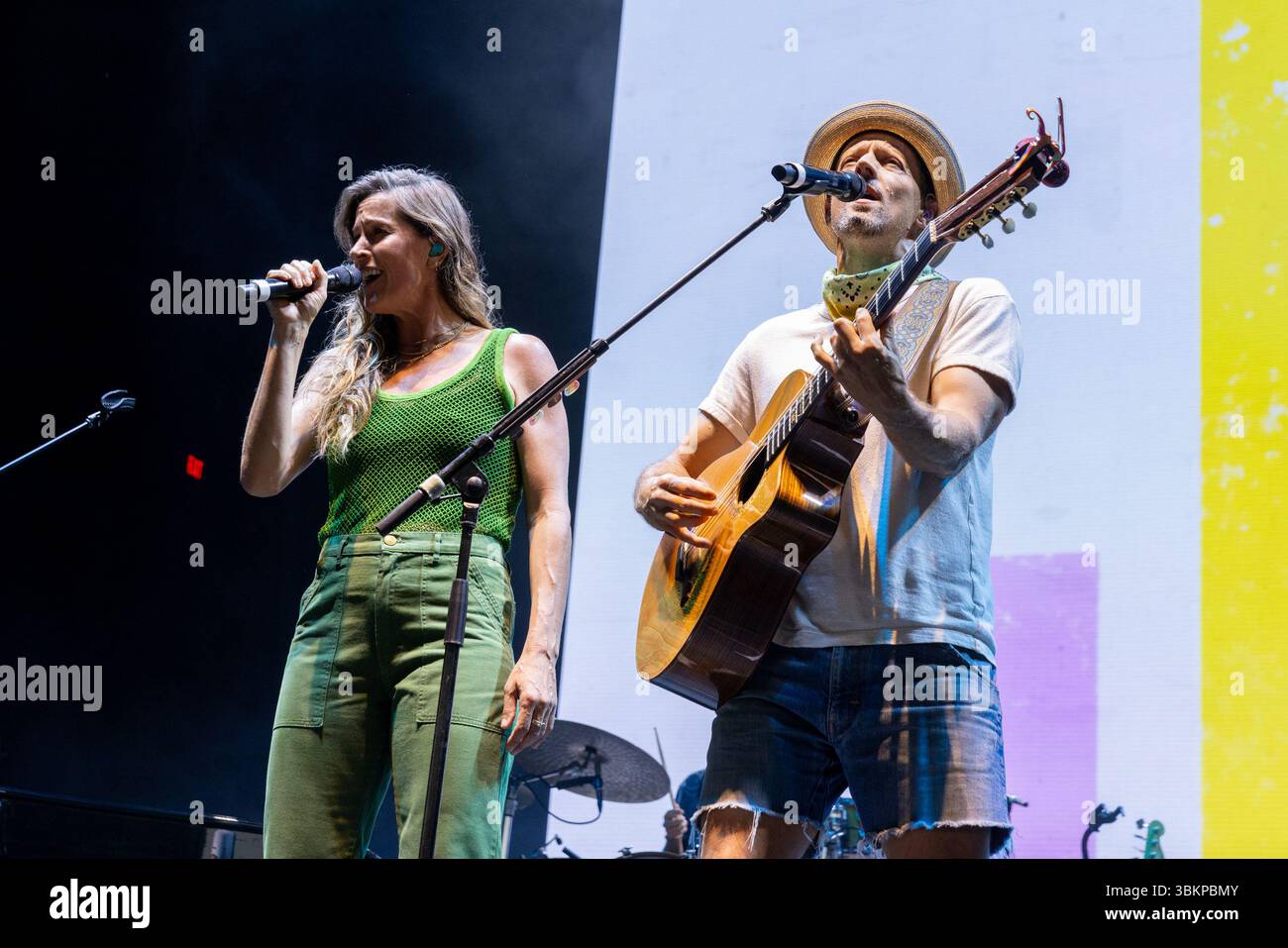 Milwaukee, USA. 21st June, 2025. Mai Bloomfield and Jason Mraz during ...
